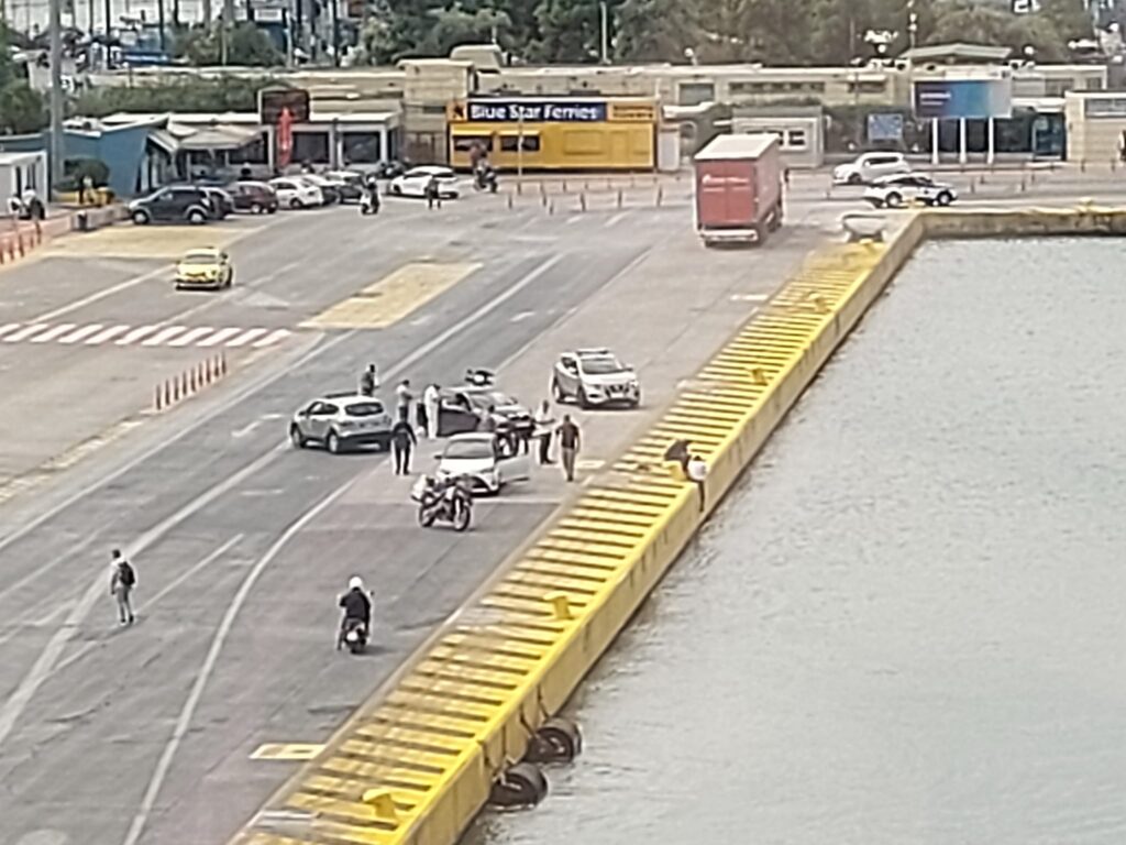 ΕΚΤΑΚΤΟ! Άντρας απειλεί να πέσει στο λιμάνι του Πειραιά – Piraeus365
