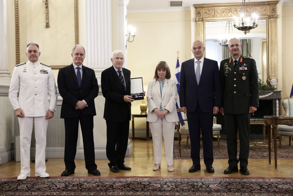 Παρασημοφόρηση του Πάνου Λασκαρίδη από την Πρόεδρο της Δημοκρατίας ...