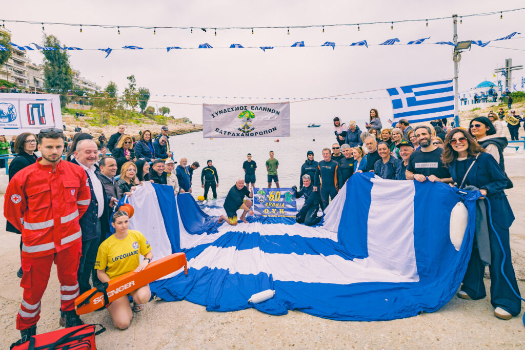 Υπερηφάνεια και συγκίνηση με την Ελληνική σημαία στη θάλασσα του ...