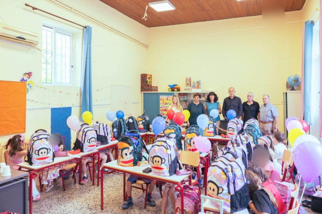 Ο Δήμος Πειραιά και η ΚΟ.Δ.Ε.Π. προσέφεραν 1.400 σχολικές τσάντες ...